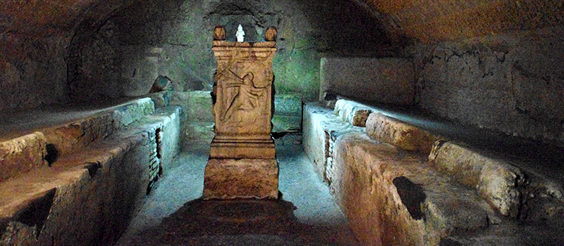 All that is underground: Catacombs, houses and churches | Tour Secret Rome